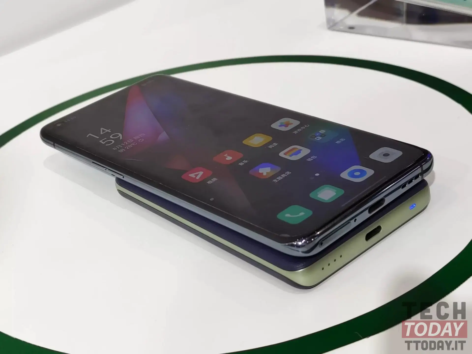 Oppo presenta ufficialmente MagVOOC, l'analogo di Apple MagSafe